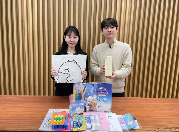 신한은행, 아동복지시설 초등학교 입학생에게 학용품 세트 전달